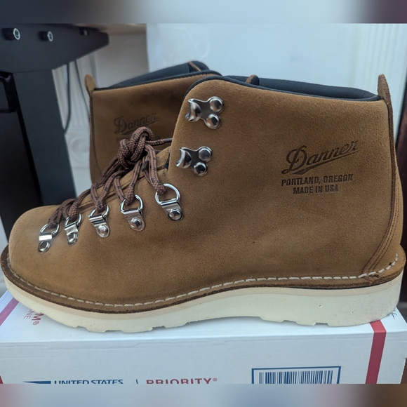 Danner | Shoes | New Danner Mountain Light Boots In Petty Grove Size 95 ...